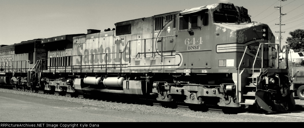 BNSF 644 leads a Manifest